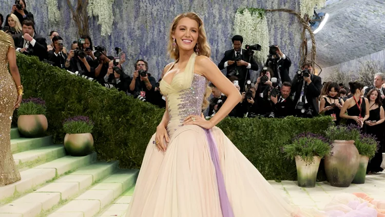 Η Blake Lively στο Met Gala 2026 με archival Versace δημιουργία και ...