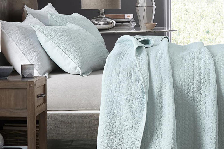 Shoppers say this lightweight, reversible floral quilt delivers the ...