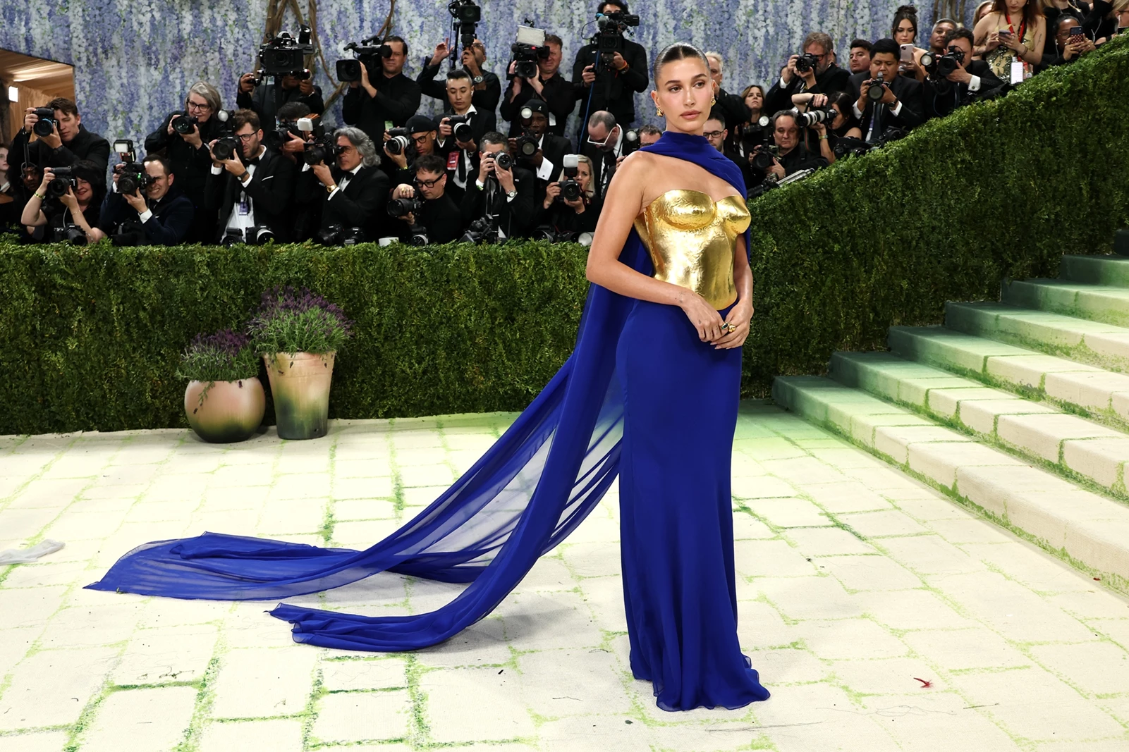 Το στιλ της Hailey Bieber στο Met Gala | Όταν η αρχαία Ελλάδα συνάντησε ...