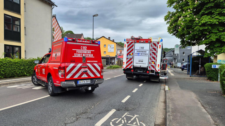 Siegstraße in Dreis-Tiefenbach voll gesperrt - Mann in brennendem Laden ...