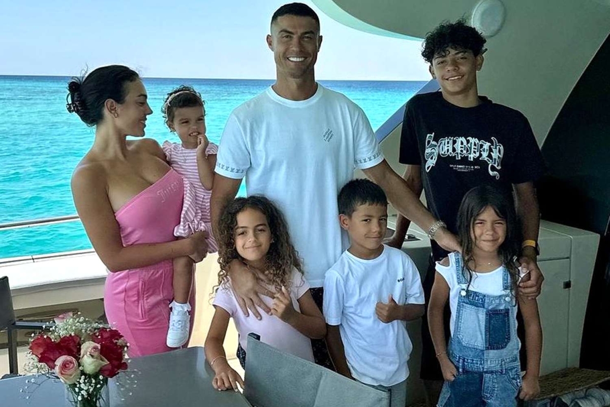 Georgina cầm chuỗi kim cương khắc tên C Ronaldo và 6 con dự Met Gala
