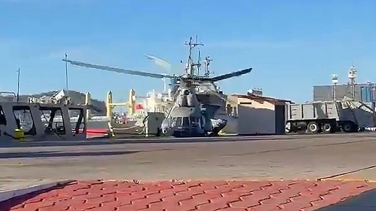 Mexican Navy helicopter makes hard emergency landing after engine fails ...