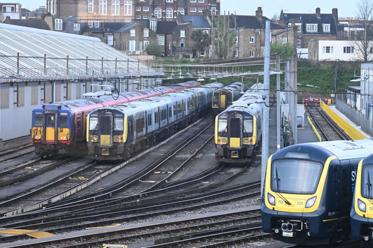 'Faulty train' sparks Elizabeth line and Heathrow Express chaos