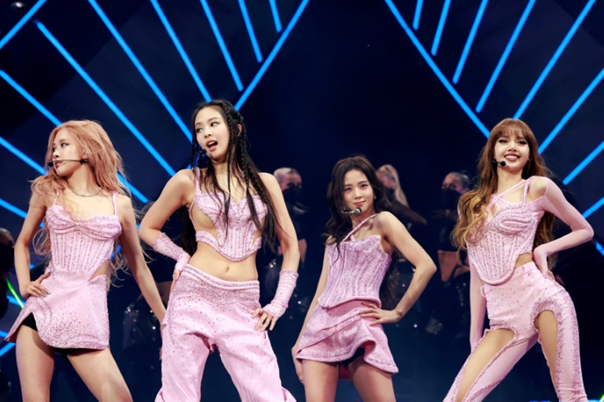 Blackpink at the Met Gala 2026: Lisa's 'third arm' look goes viral as ...