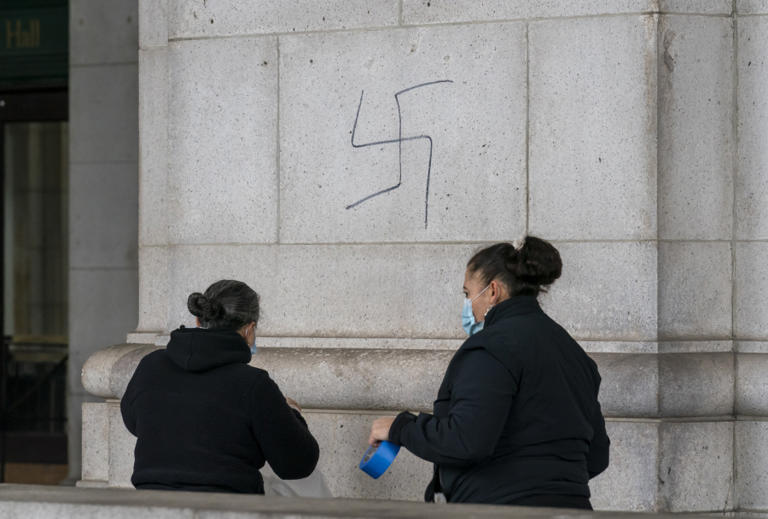 Σβάστικες σε σπίτια και συναγωγές στη Νέα Υόρκη: Ανησυχία για την άνοδο ...