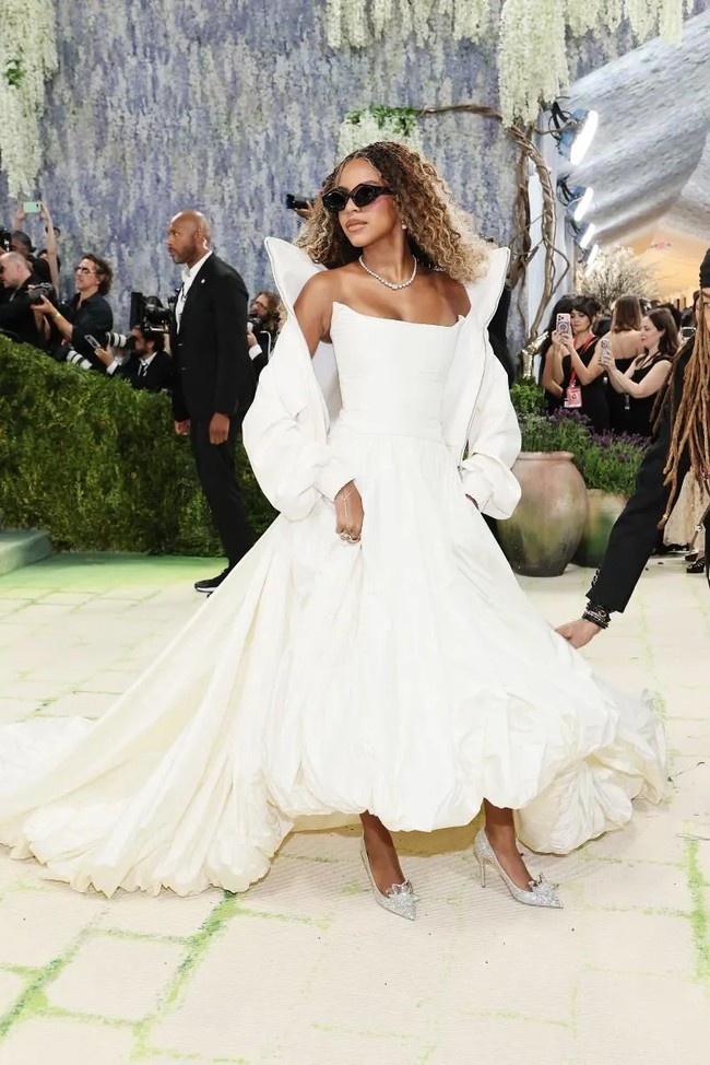 Beyoncé returns to the Met Gala after 10 years, as Blue Ivy breaks the ...