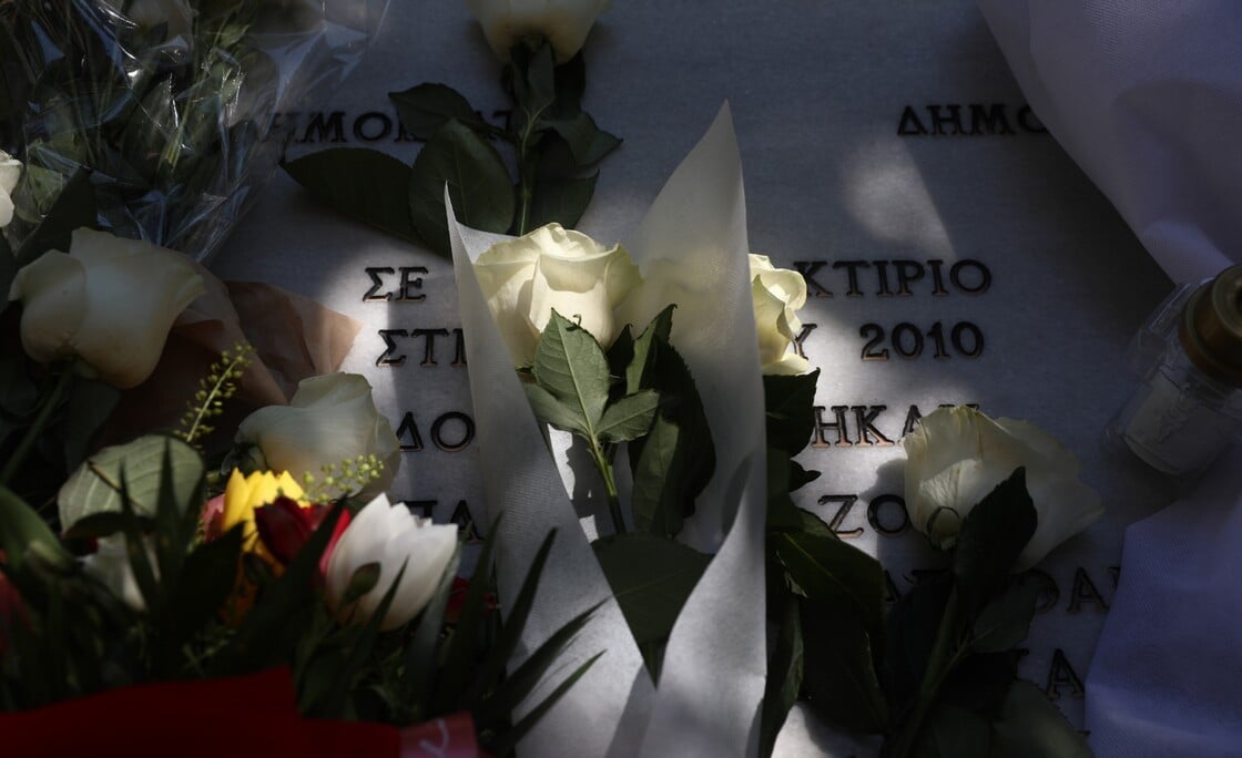 16 χρόνια από την τραγωδία της Marfin: άφησαν λουλούδια για τα θύματα