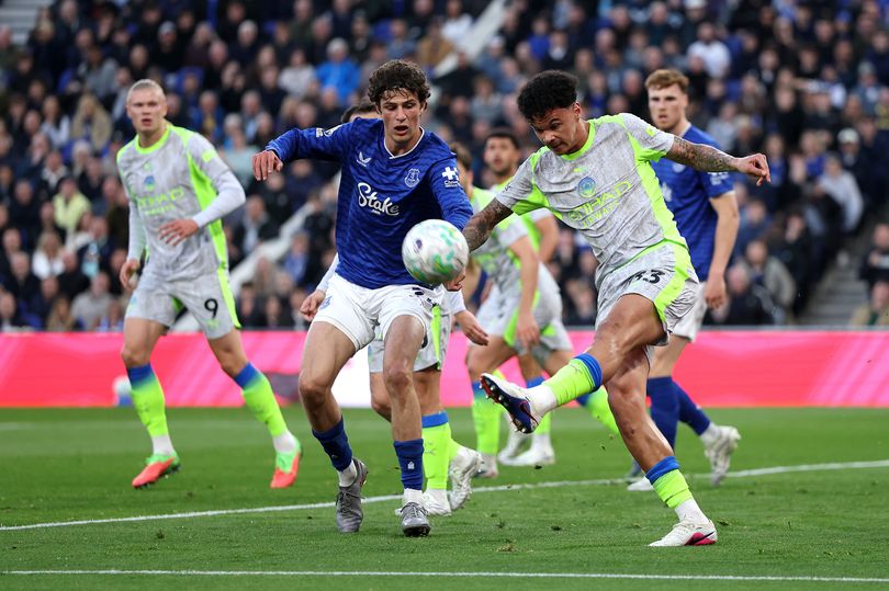 Merlin Rohl delivers Everton penalty verdict after David Moyes left ...