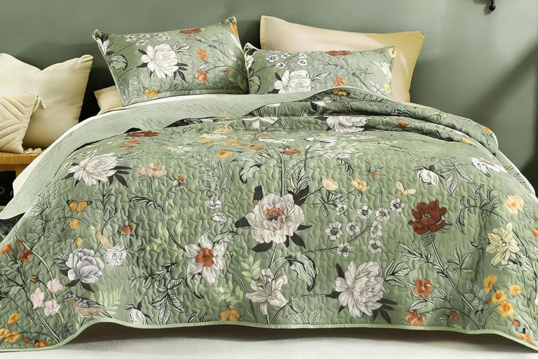 Shoppers say this lightweight, reversible floral quilt delivers the ...