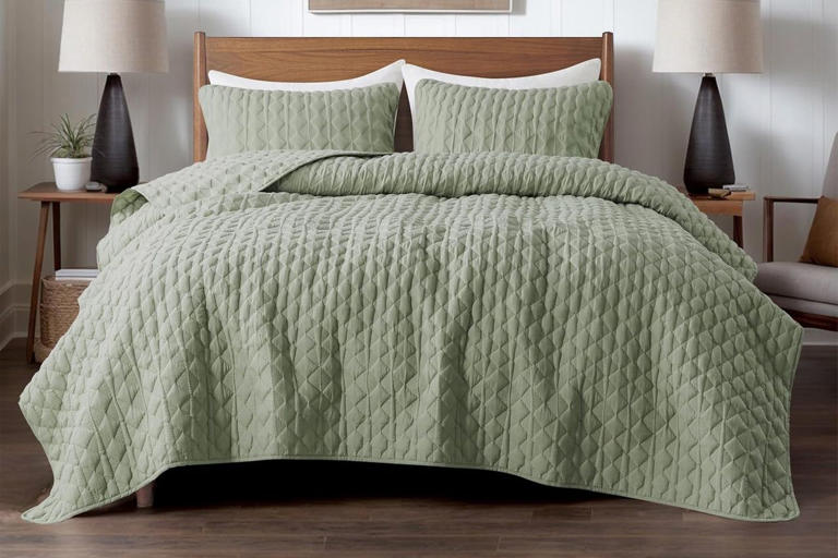 Shoppers say this lightweight, reversible floral quilt delivers the ...