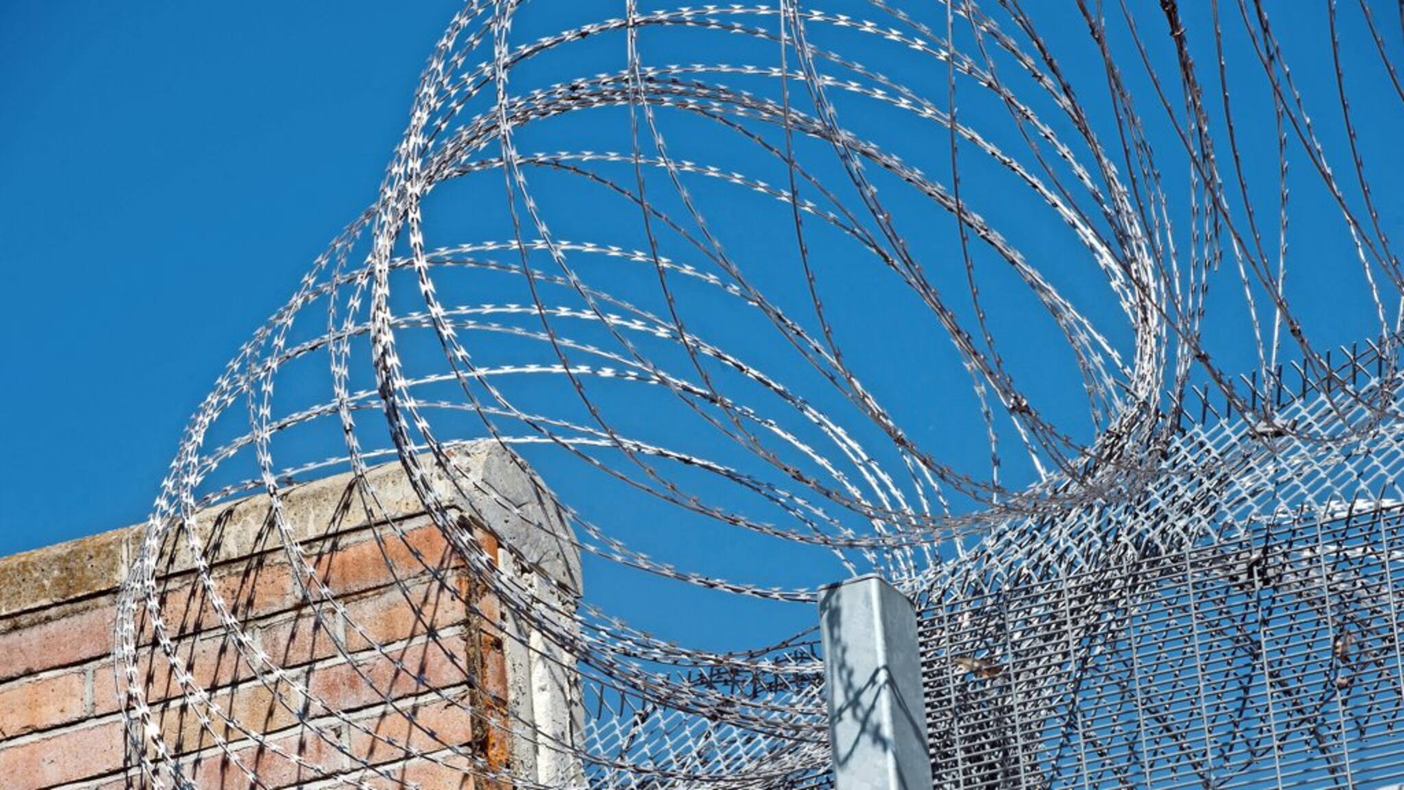 Missbrauchsverdacht im Maßregelvollzug: Land muss entlassene Ärzte bezahlen