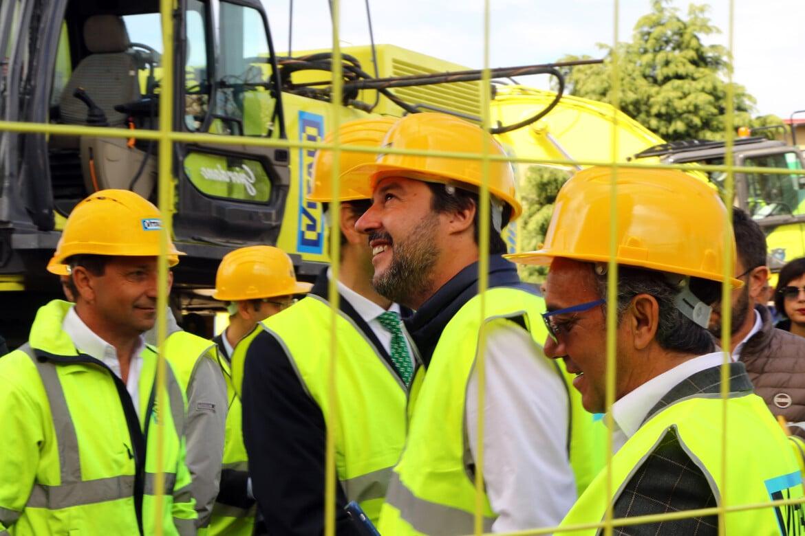 Salvini contestato a Milano: “Vai a lavorare”, lui replica “Peace and love”