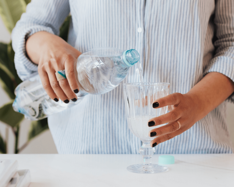Betrug: Polizei warnt vor „Wasserglas-Trick“ – schnell sind Hunderte ...