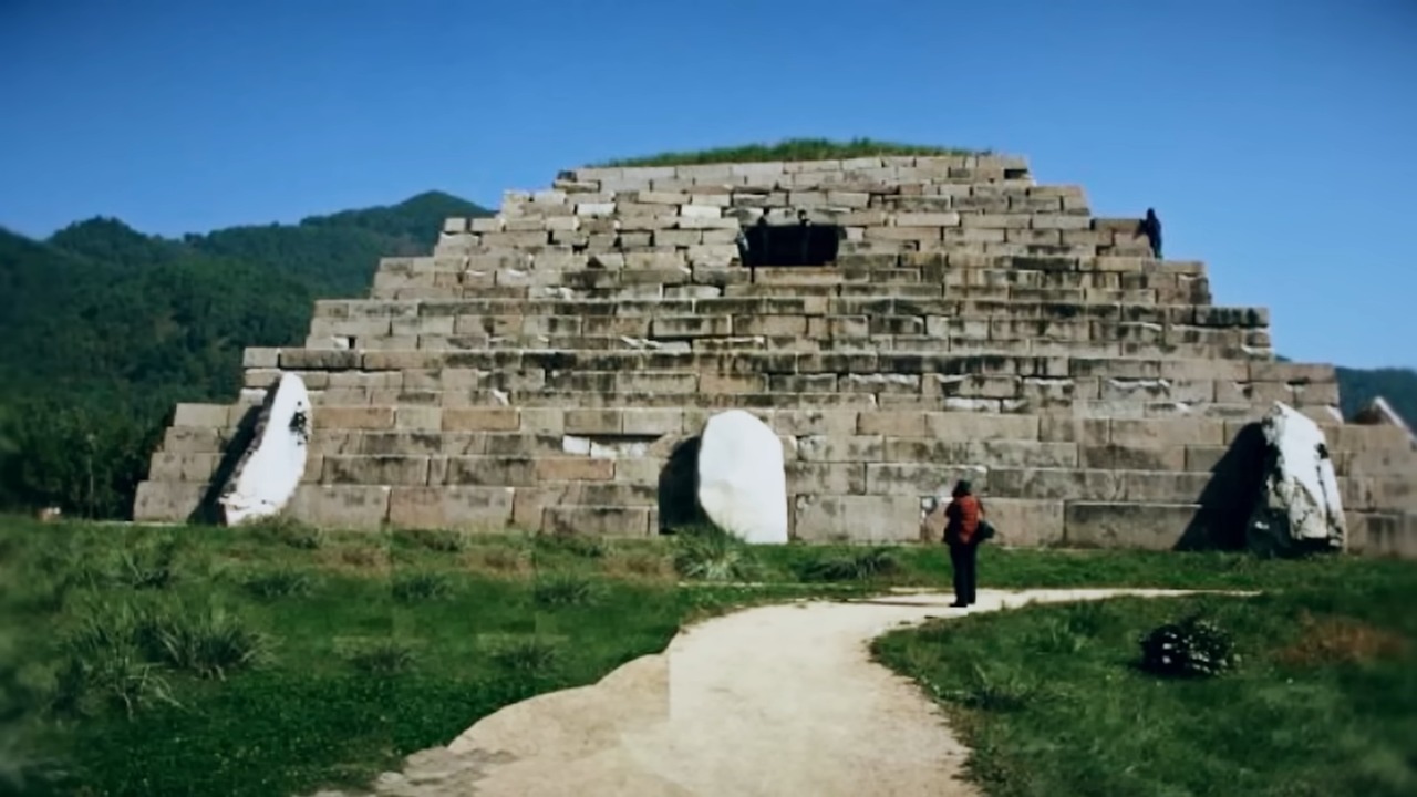 Ancient texts claim aliens invaded China - then 12-foot giants went to ...