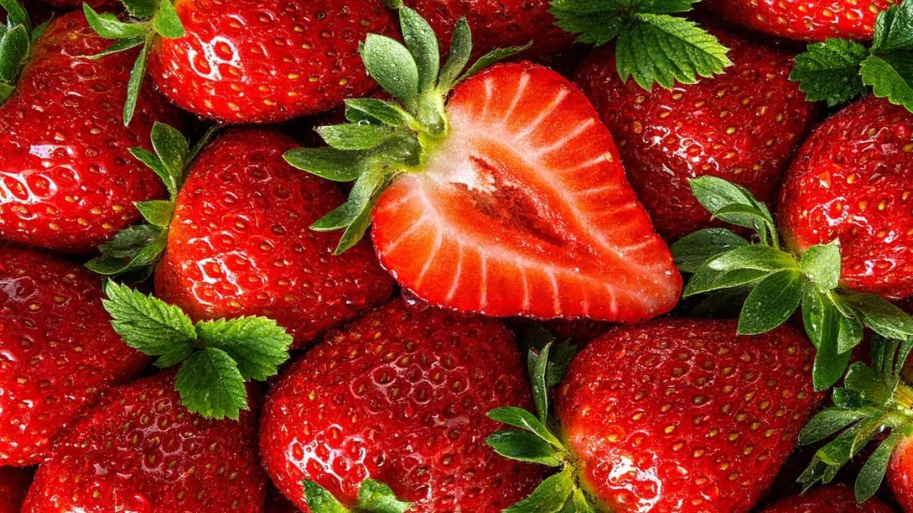 Stop rinsing wrong! The right way to clean strawberries for safe eating