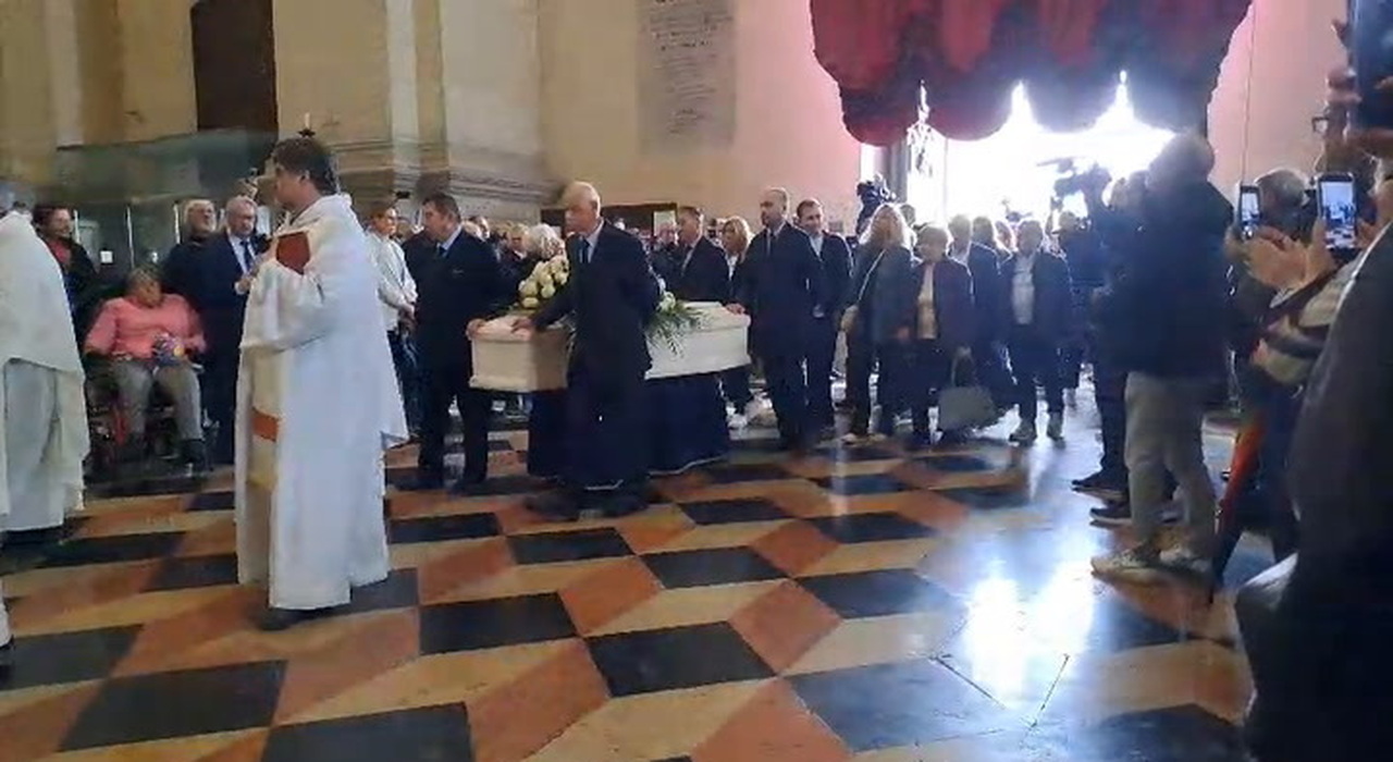 Alex Zanardi, il lungo applauso di duemila persone all'ingresso del ...