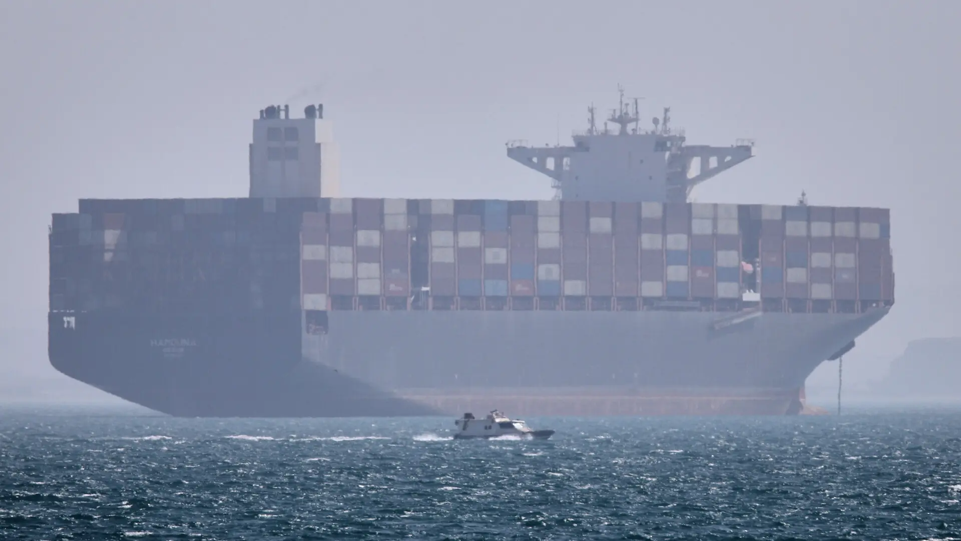 Arden varios barcos mercantes en el puerto de Dayyer, en el sur de Irán