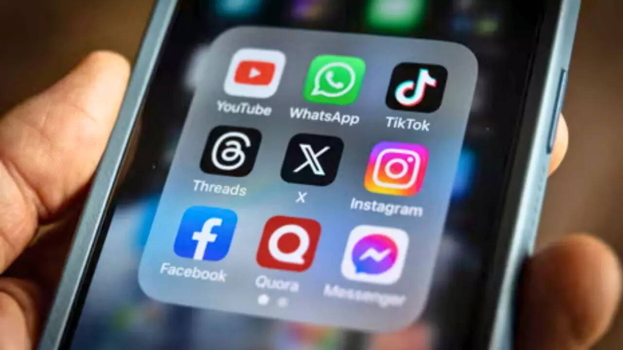 WhatsApp will soon let you save expired status updates automatically ...
