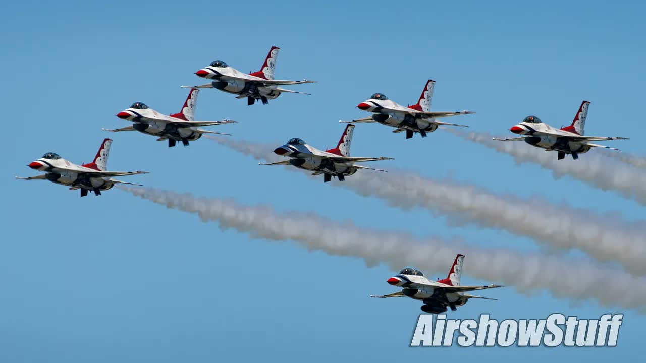 Watch Thunderbirds rip through the sky in perfect formation - "Too close"
