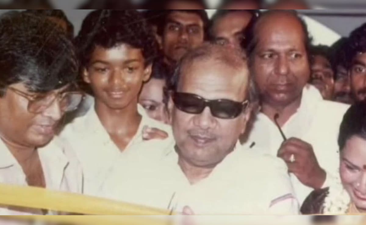 Karunanidhi cuts ribbon, young Vijay stands behind in throwback pic