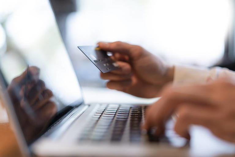 Leállások jönnek a legnagyobb magyar banknál: az online vásárlás sem ...