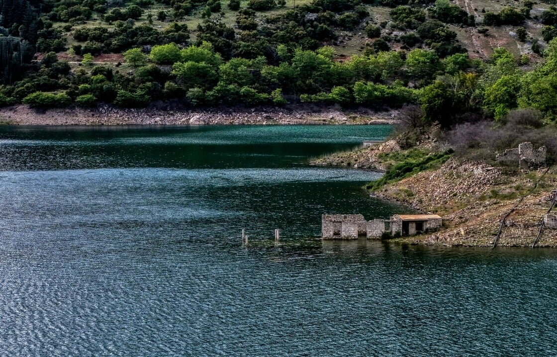Μόρνος: Το χωριό Κάλλιο «βυθίστηκε» πλήρως κάτω από τα νερά της λίμνης