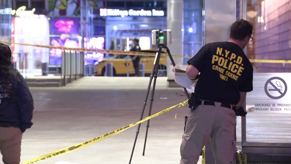 Stabbing in Times Square leaves 1 dead as NYPD looks for suspects