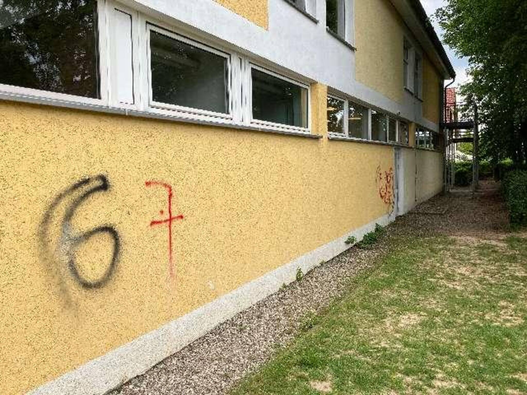 Grundschule in Wennigsen mit Farbe beschmiert: Polizei sucht Zeugen