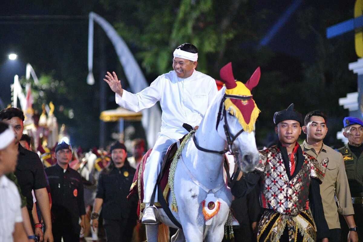 Bukan pakai jeep, Dedi Mulyadi bawa Mahkota Binokasih keliling Jabar ...