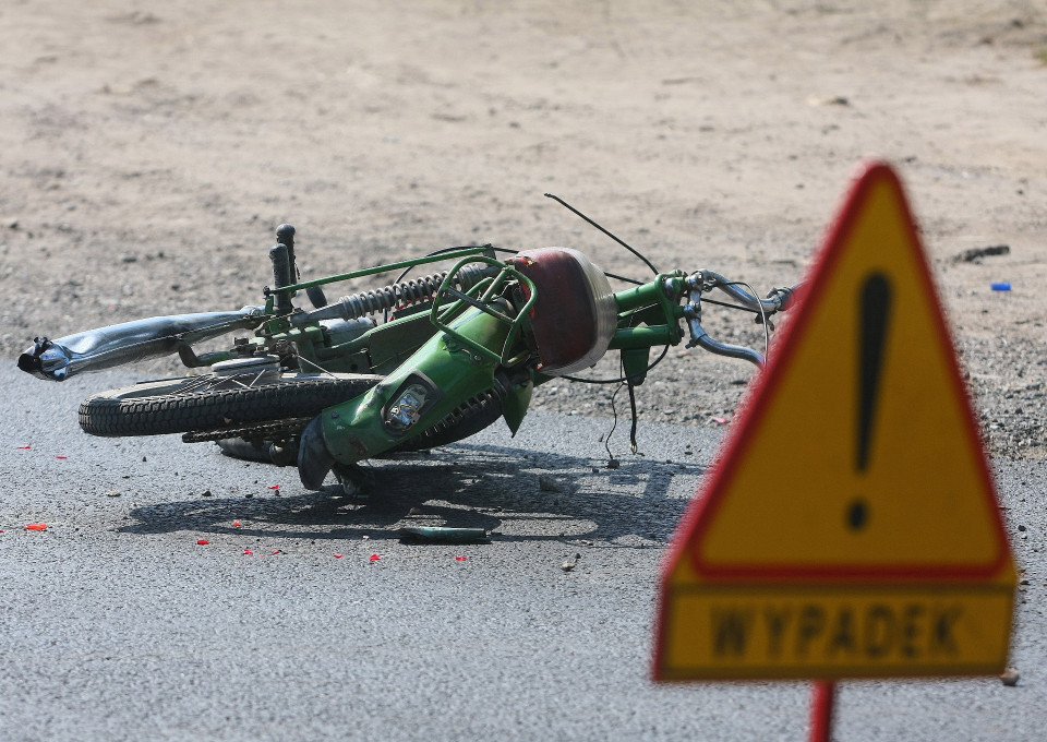 W powiecie lipnowskim motorowerzysta zderzył się z autem osobowym ...