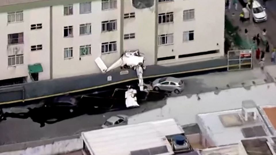 Video capta el momento en que avioneta se estrella contra edificio en ...