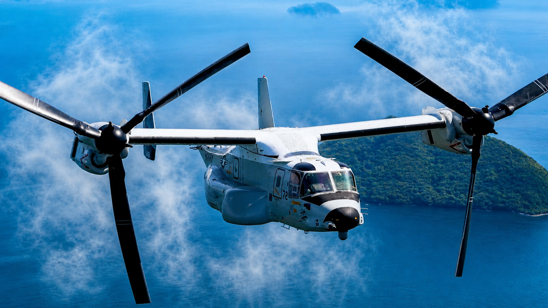 Un Osprey de l'US Navy participe au survol d'un meeting aérien au Japon