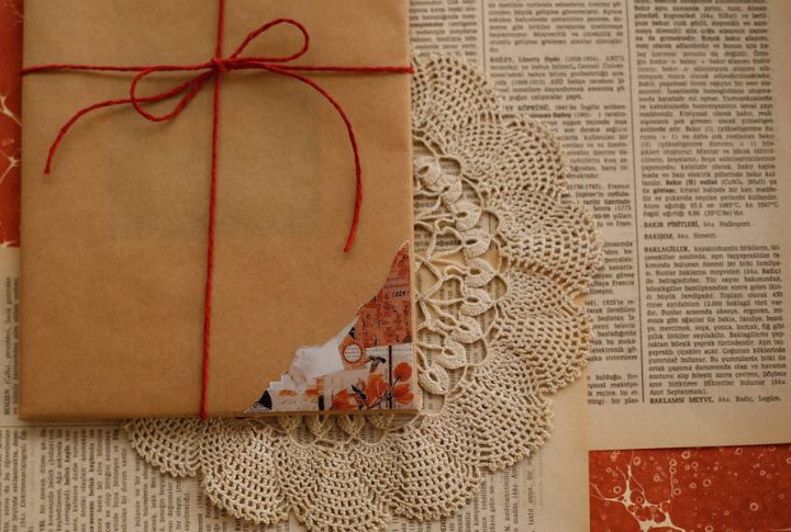 10 ideas for incorporating lace doilies in living spaces