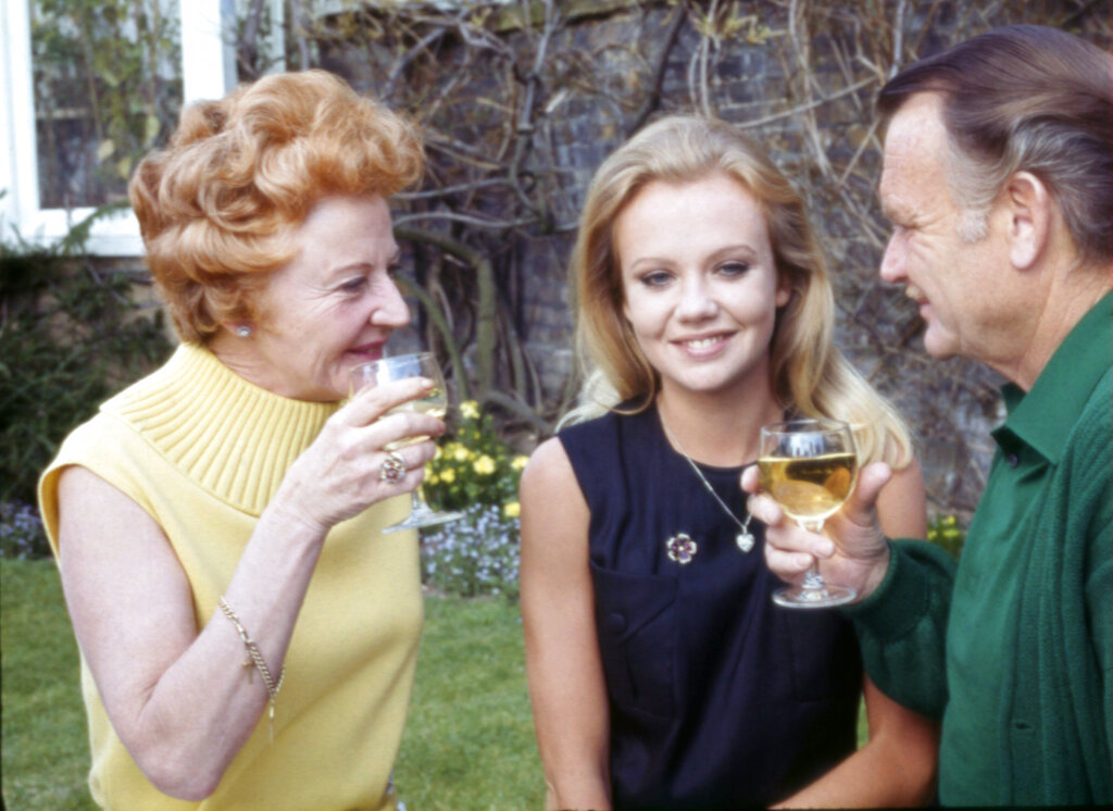 'Parent Trap' star Hayley Mills says she gave money from early roles ...