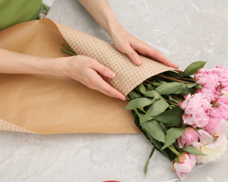 Betrug: Polizei warnt vor „Blumen-Trick“ – schnell sind hunderte Euro weg!