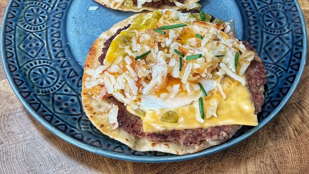 How to make breakfast smashburger tacos at home