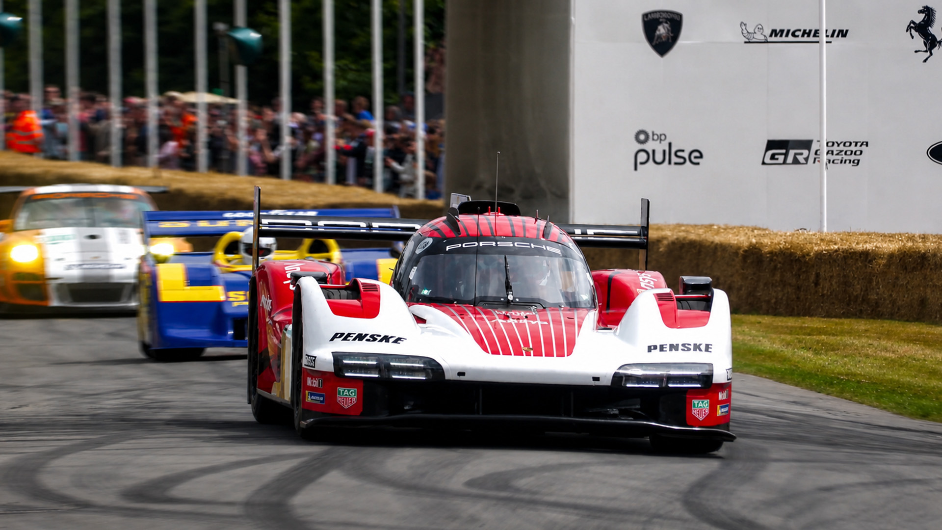 Modern Porsche 963 vs Classic Racing Icons in Circuit