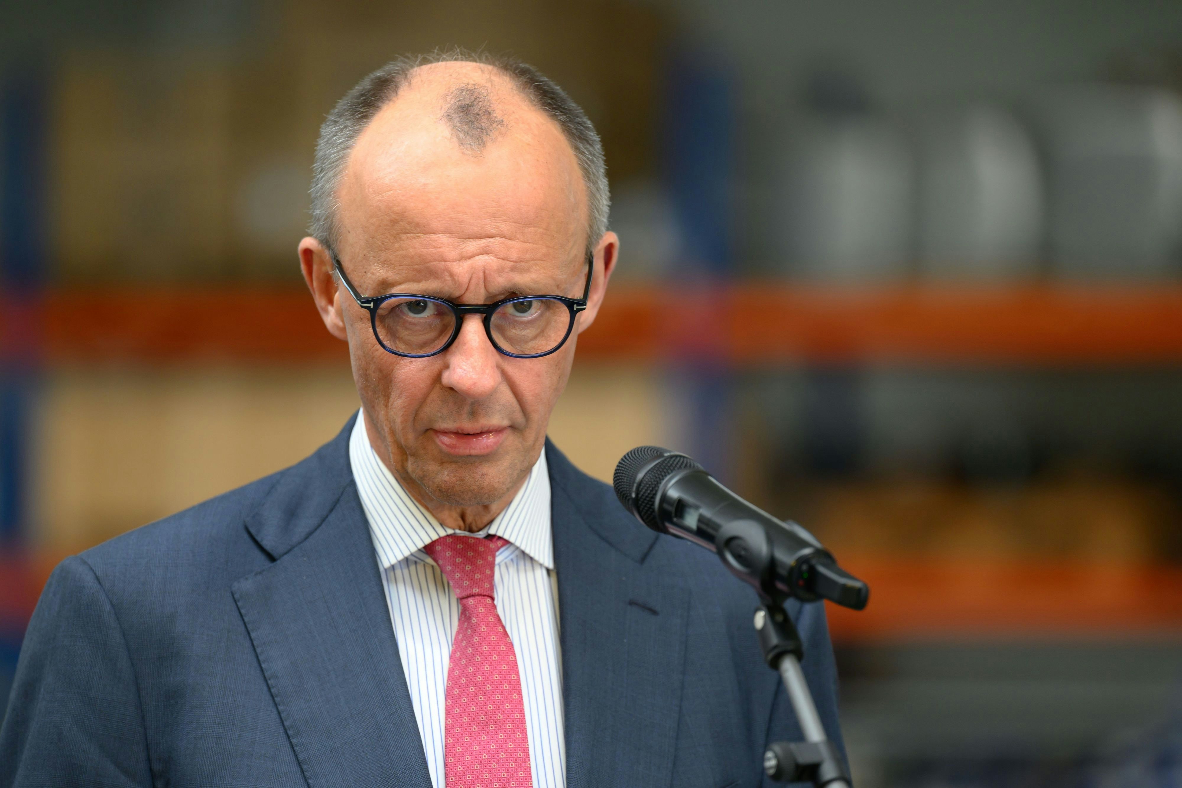 Neues Ranking: Kanzler Merz ist nicht mehr Letzter – AfD behauptet Spitze
