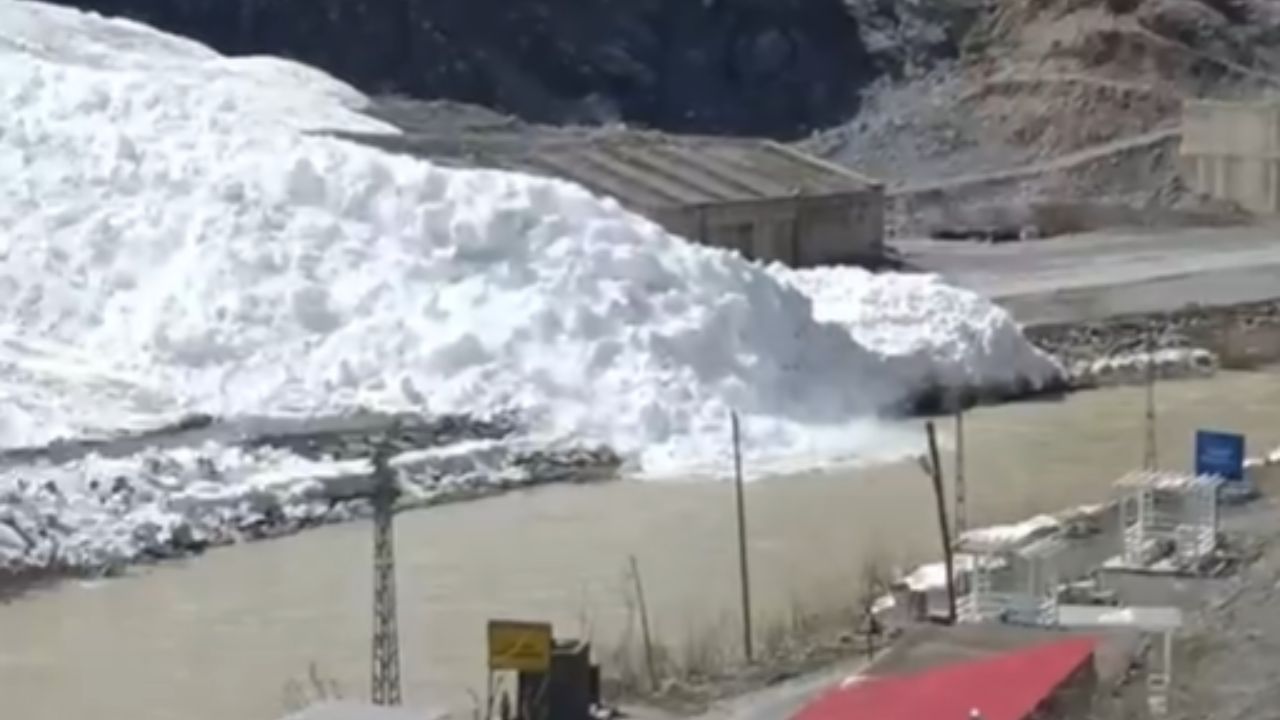 Avalanche descends rapidly down Hakkari mountainside