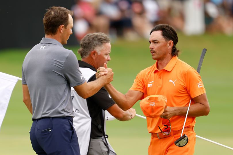 Jordan Spieth S Caddie Rushes To Make Punishment Ruling On Rickie Fowler