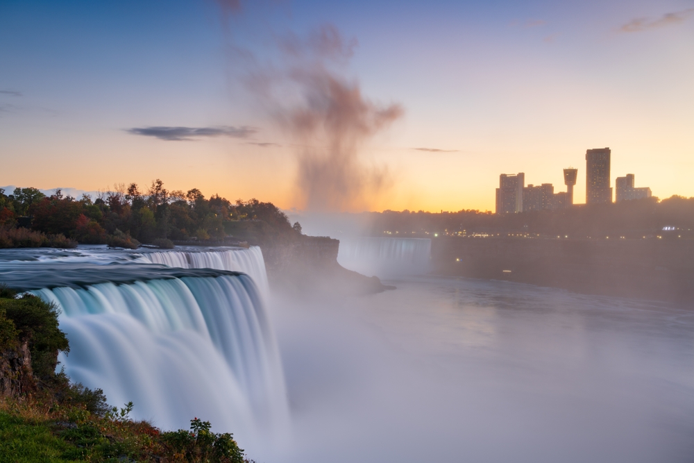 16 American landmarks with water views, bridges, or clifftop settings