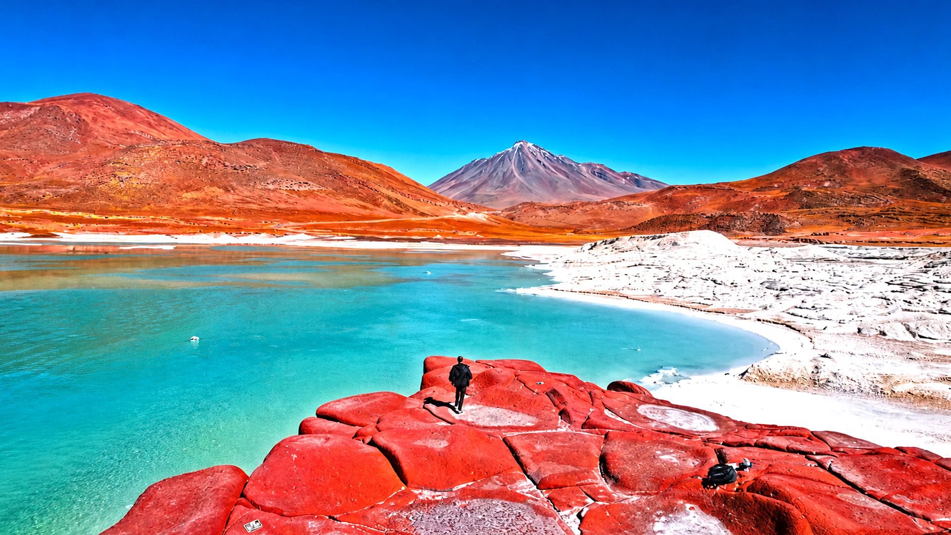 Rocas rojas y lagunas turquesa en el desierto de Atacama