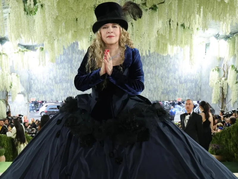 Η Stevie Nicks μάς έδωσε στο Met Gala 2026 την πρώτη εικόνα της ...
