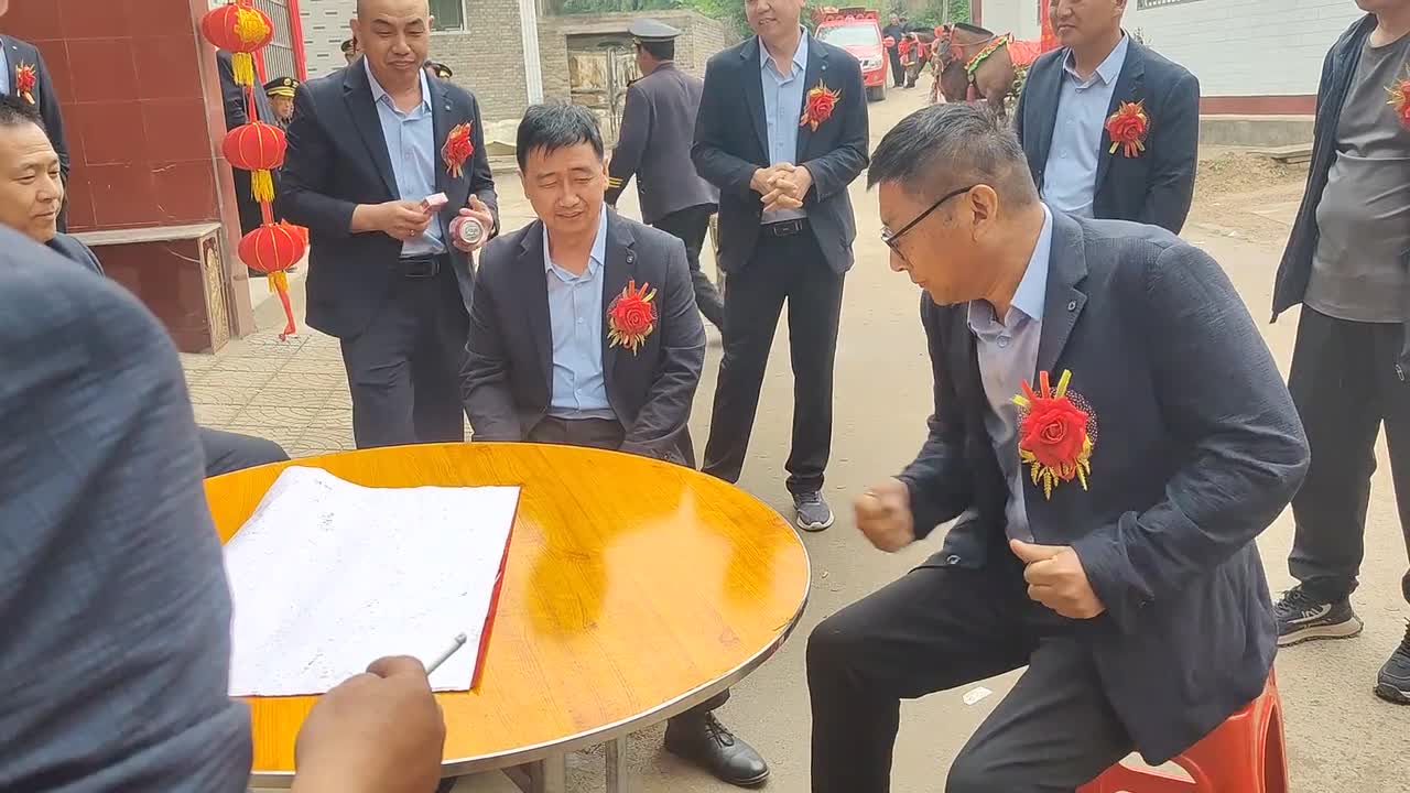 Man falls while reaching for box during table game in Shanxi, China