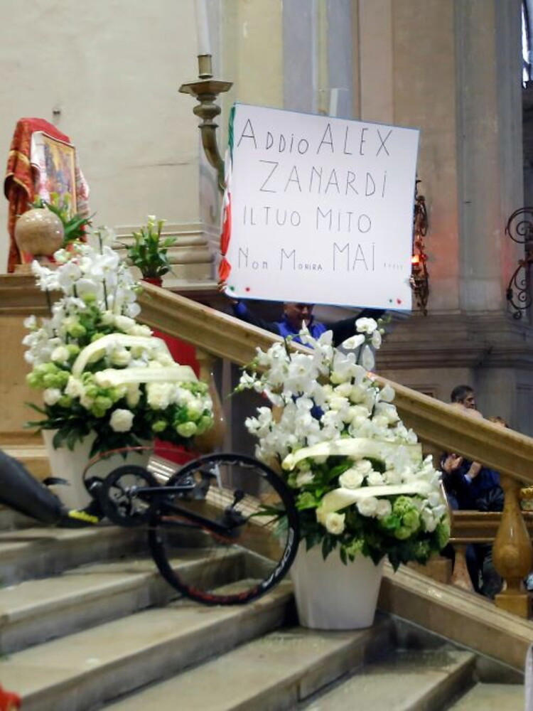 Folla ai funerali di Zanardi a Padova. La handbike di Alex davanti all ...