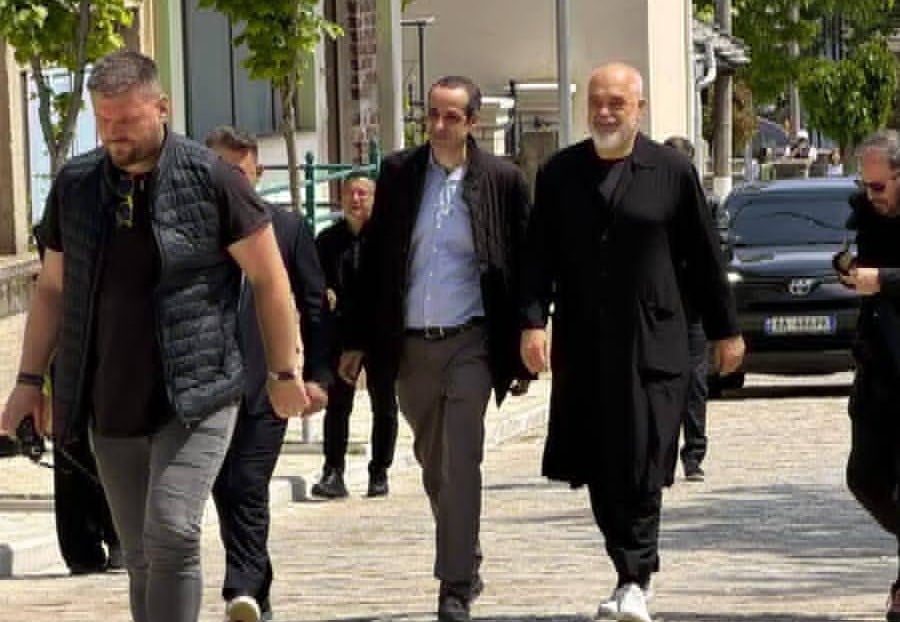 Υπάρχει πολιτικό παρασκήνιο πίσω από την «ιδιωτική» συνάντηση Γρ ...