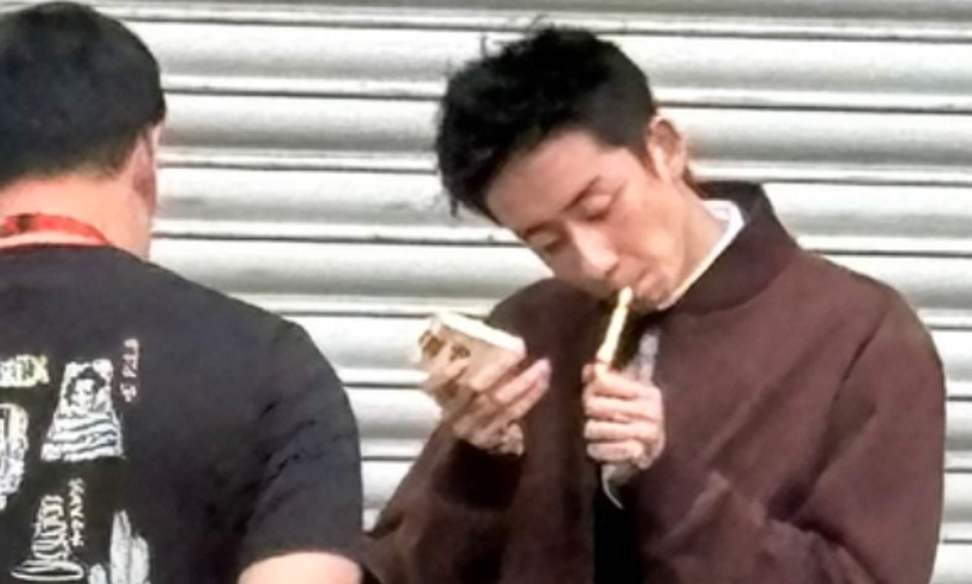 Snooker's throwback champion! Wu Yize spotted taking cigarette break ...
