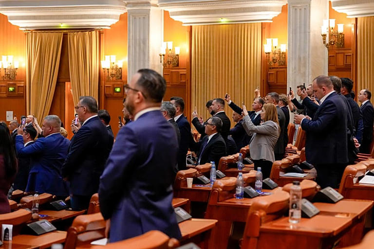 Romania's pro-EU coalition collapses after prime minister fails no ...