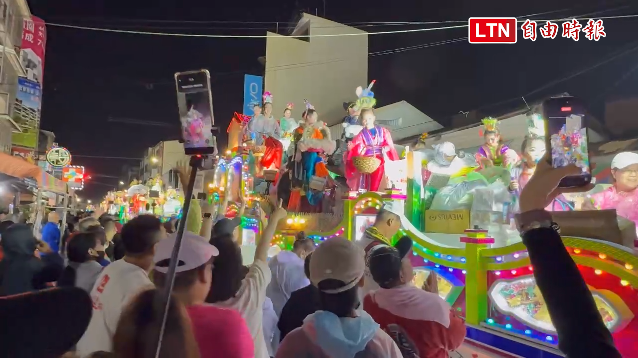 越晚越嗨!北港朝天宮迎媽祖 真人藝閣遊行車冒雨出發