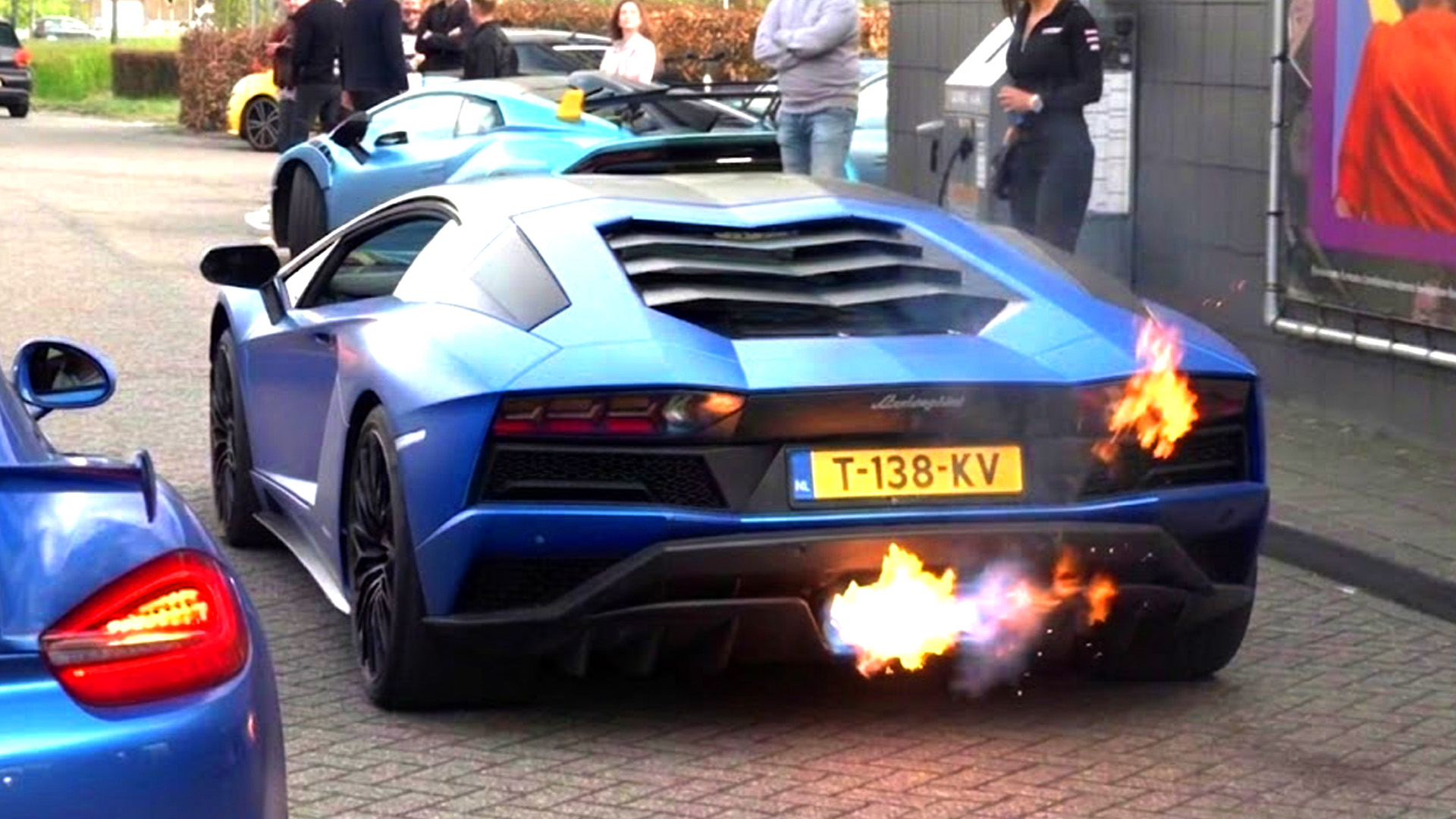 This Lamborghini Aventador shoots massive flames